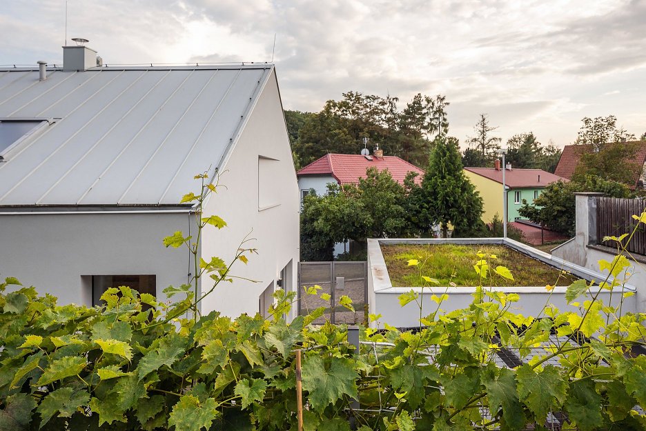 Dom prepojený so záhradou, Praha - Hrdlořezy | Archinfo.sk