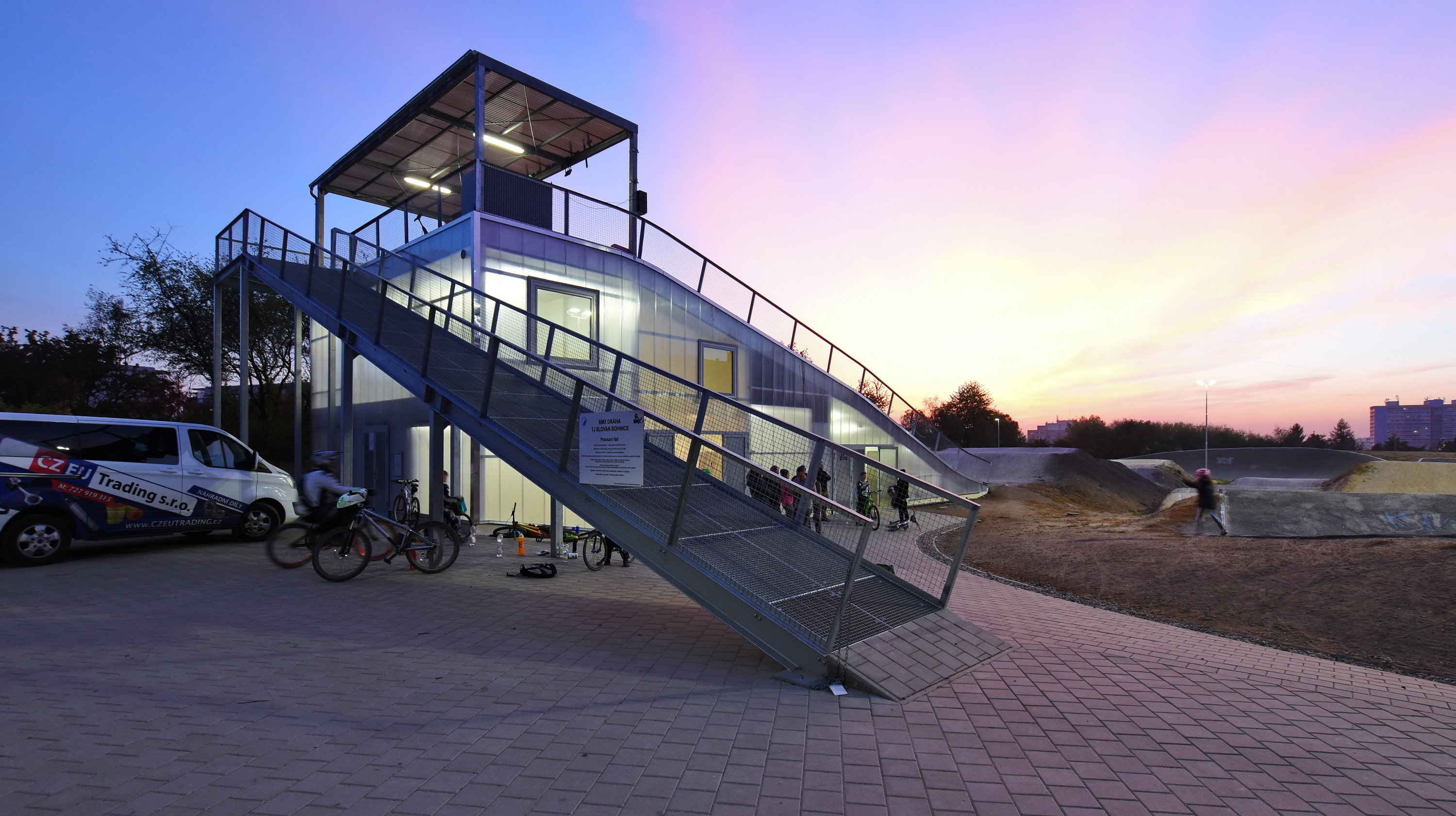 Štartovacia rampa - bikrosová dráha Praha - Bohnice | Archinfo.sk