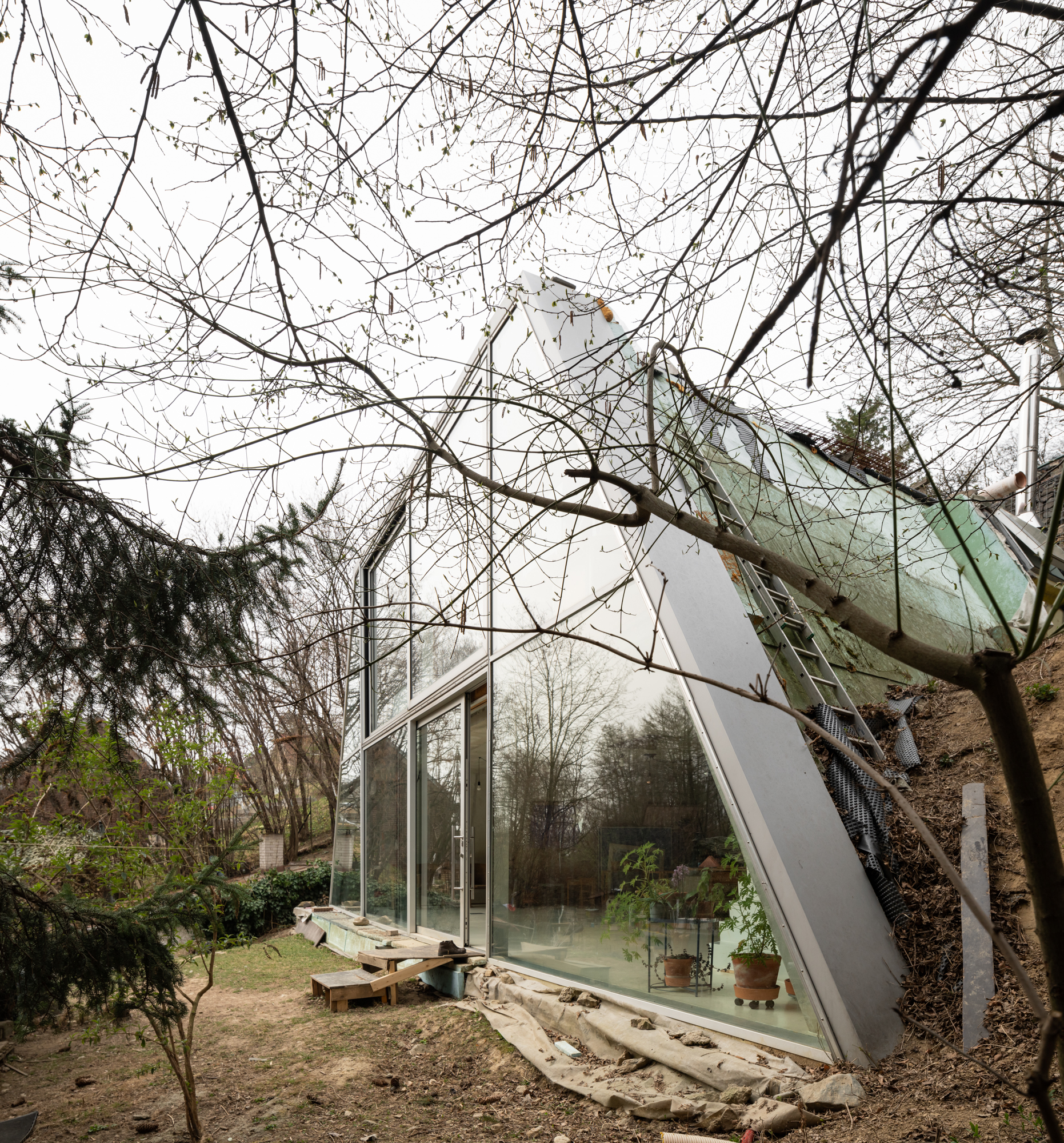 Dom vo svahu, Pernek | Archinfo.sk