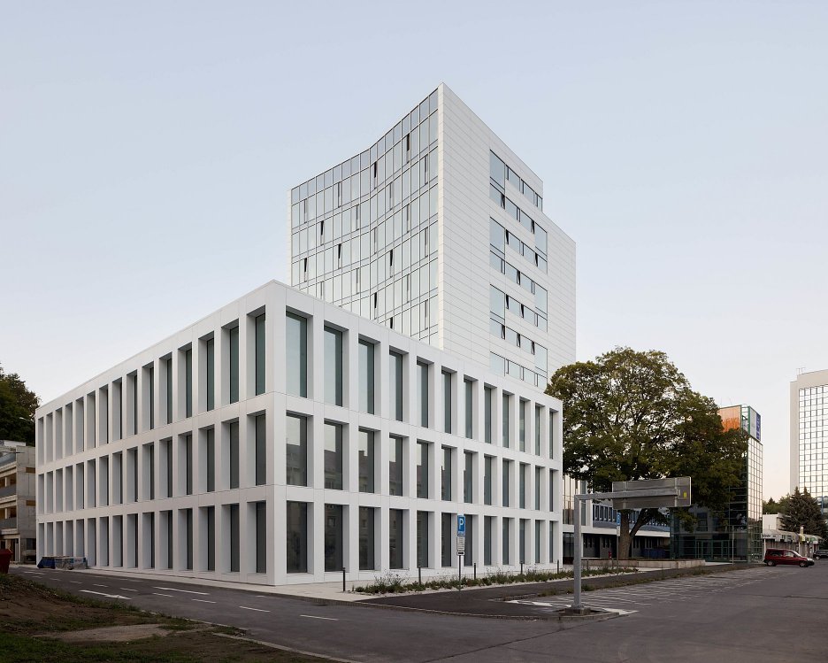 Interpolis Office Center - prestavba administratívnej budovy v Banskej Bystrici | Archinfo.sk