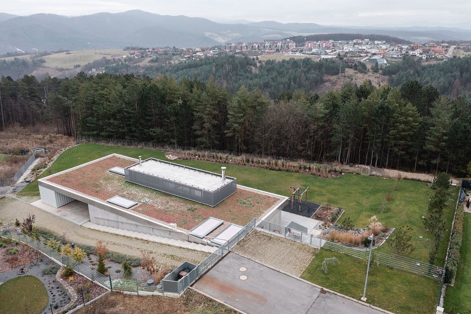 Zasadený dom, Banská Bystrica - Suchý vrch | Archinfo.sk