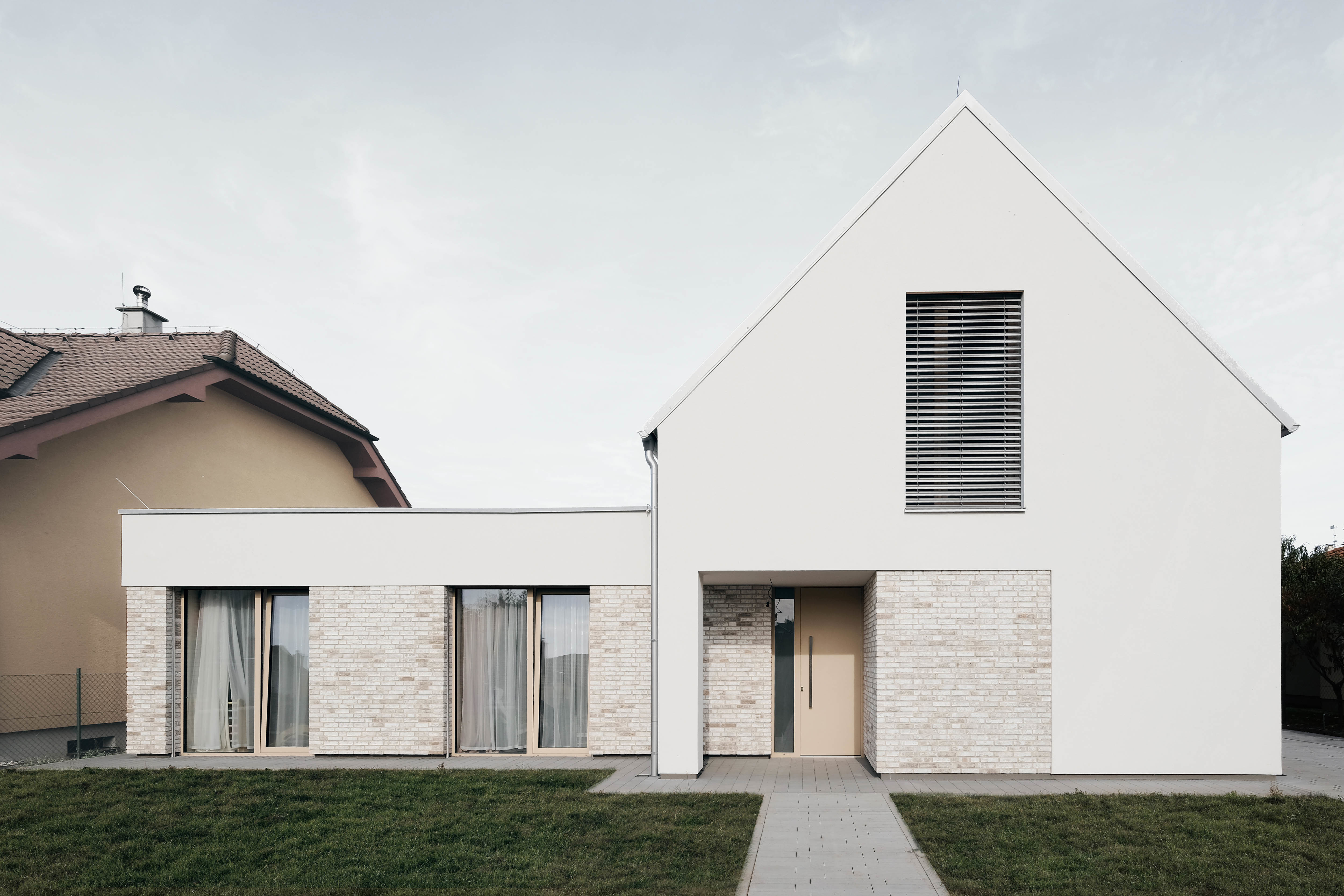 "Jemnofarebný" rodinný dom - Ivanka pri Dunaji | Archinfo.sk