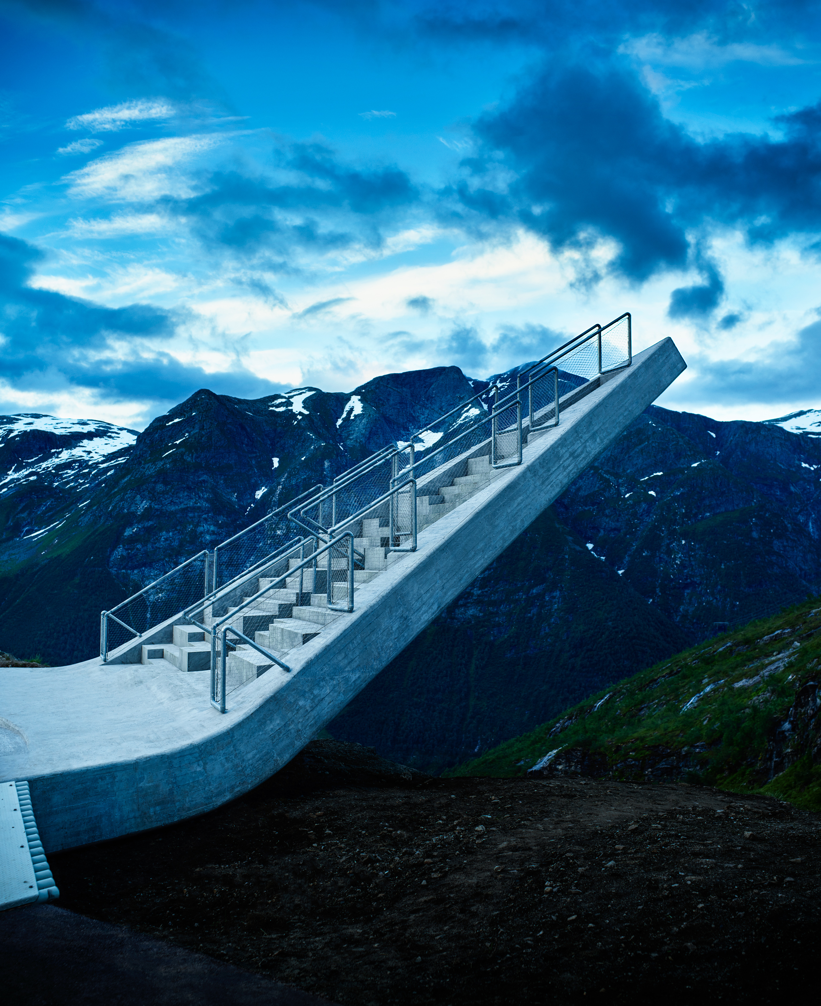 Vyhliadka pod horou Gaular, Nórsko | Archinfo.sk