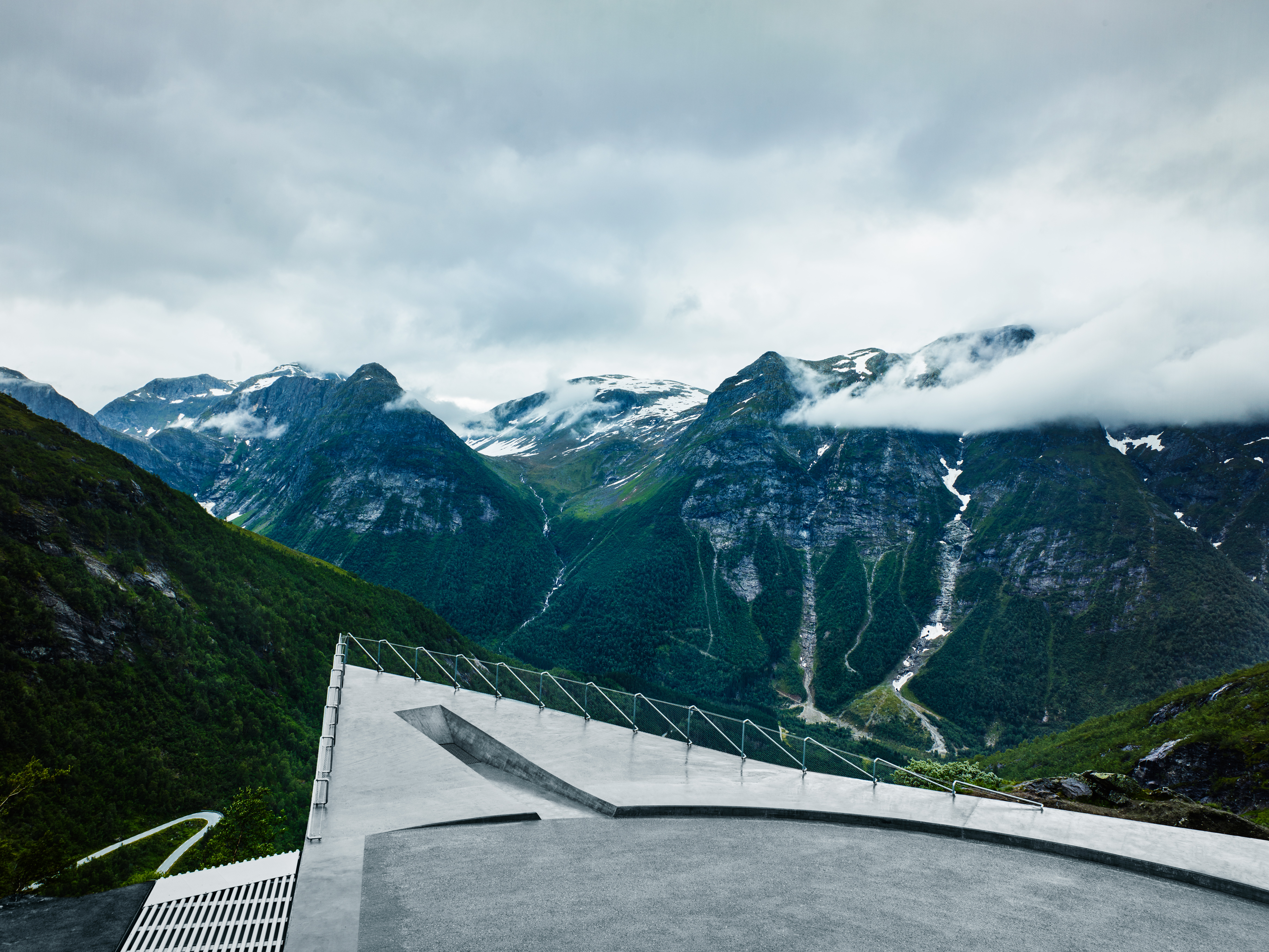 Vyhliadka pod horou Gaular, Nórsko | Archinfo.sk