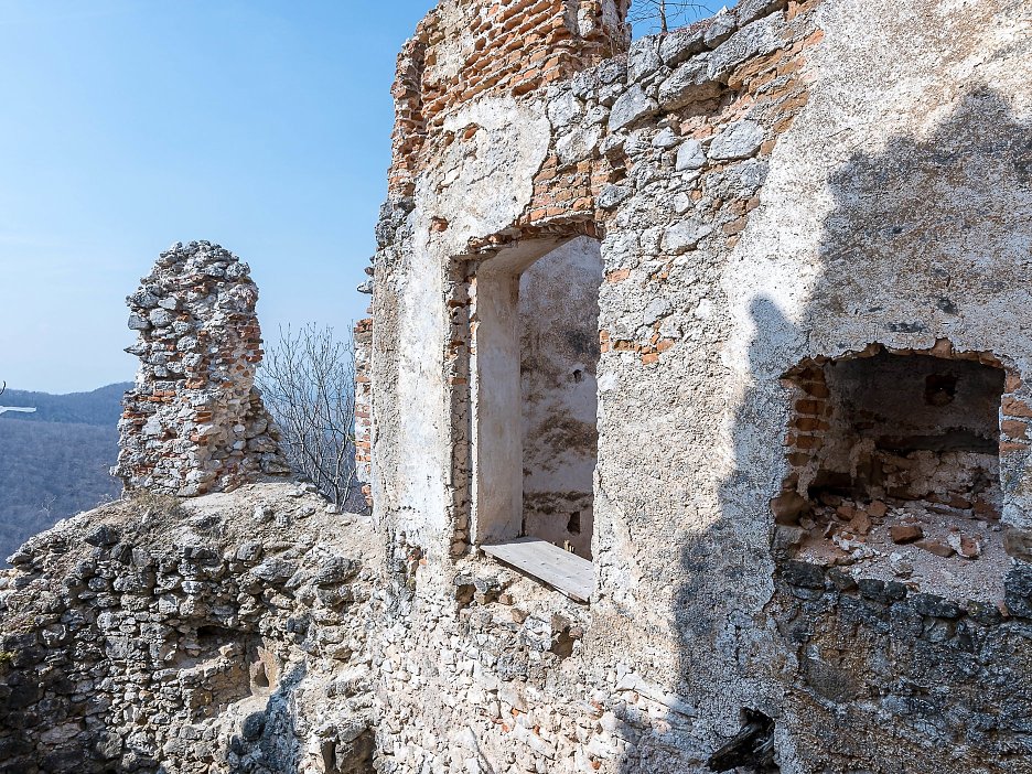 Hrad Uhrovec – obnova hospodárskej budovy | Archinfo.sk