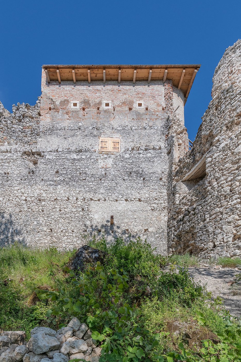 Hrad Uhrovec – obnova hospodárskej budovy | Archinfo.sk